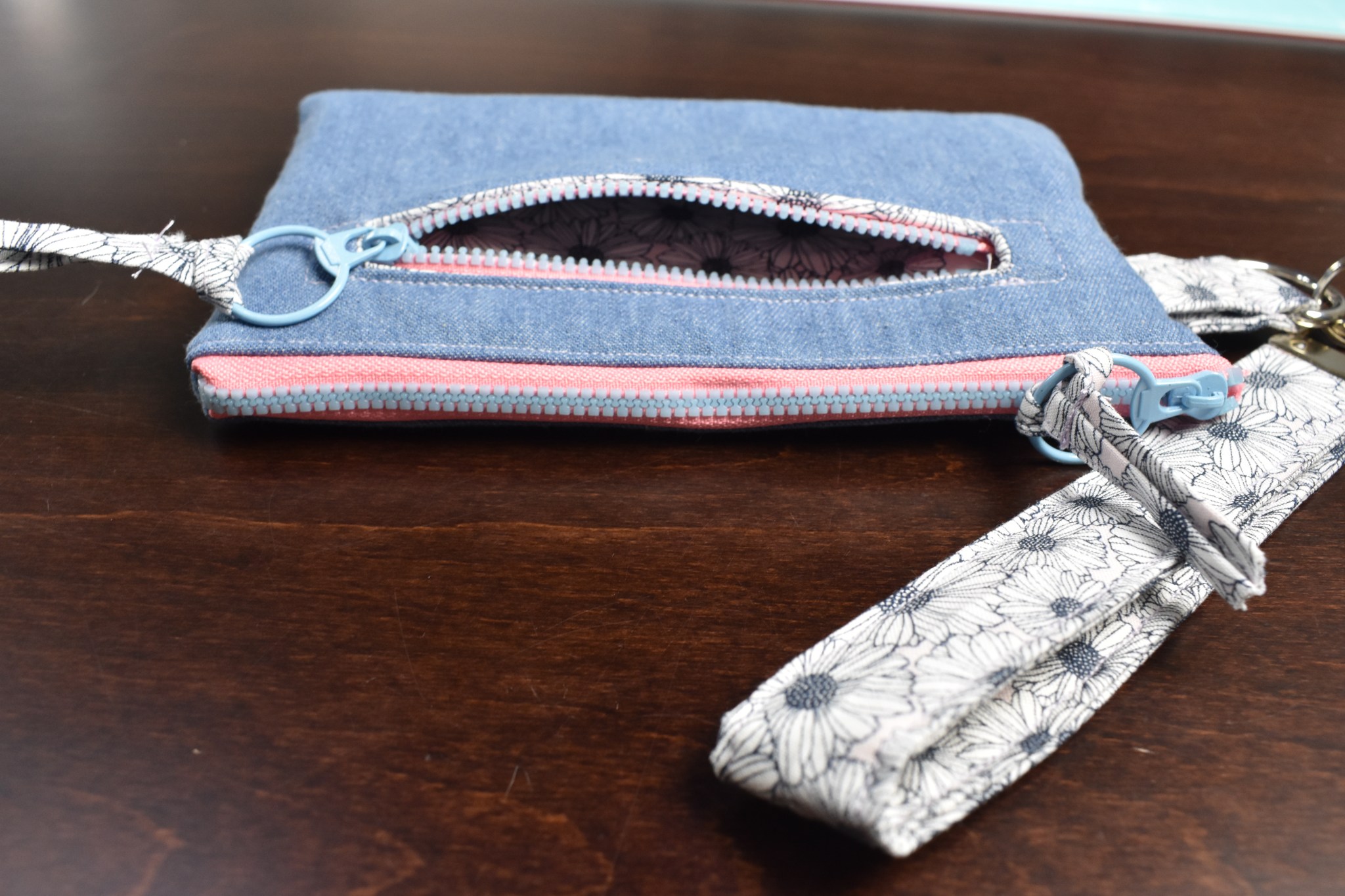 Free iPhone Wristlet Tutorial – Create Beautiful Quilts